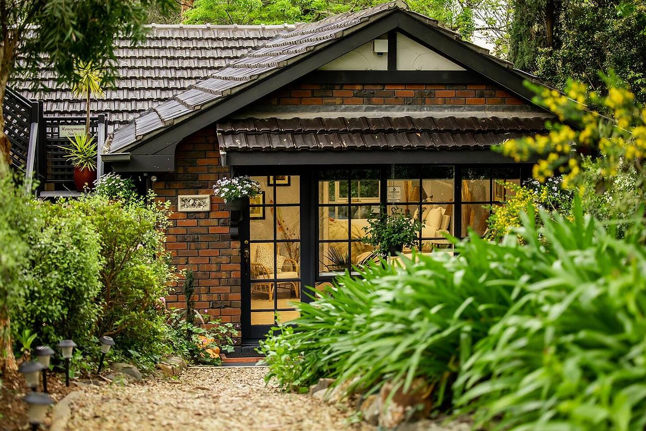 Sunset Cottage Luxury Retreat - Cottage for Rent in Kalorama, Dandenong ...