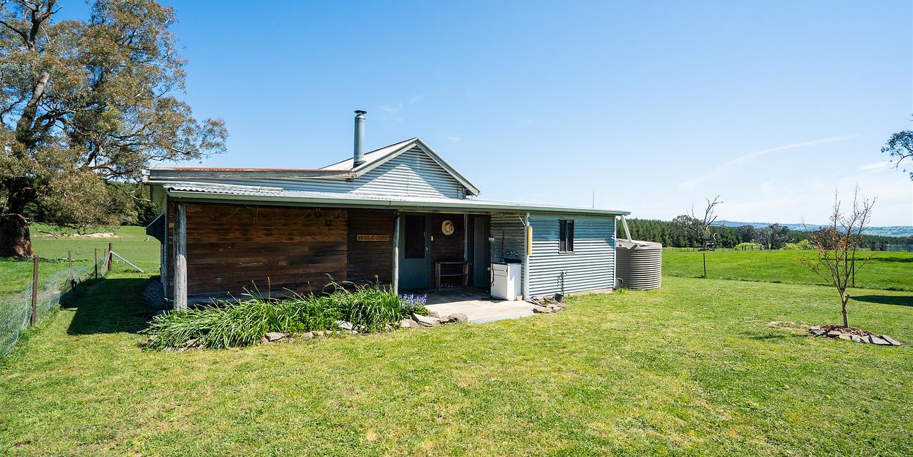 Sonny's Hut - Country Escape - Farm for Rent in Mannus, Snowy Mountains ...