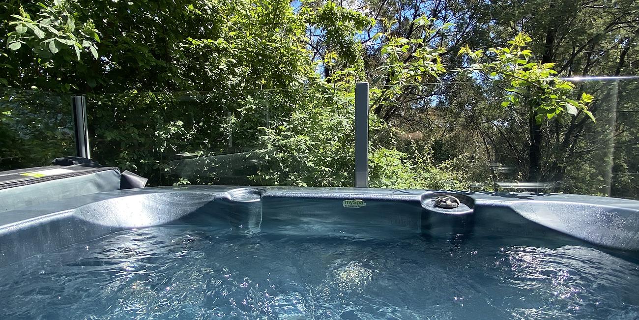 TreeTops - Wood Fire, Outdoor Spa and Great Coffee - Cabin for Rent in ...