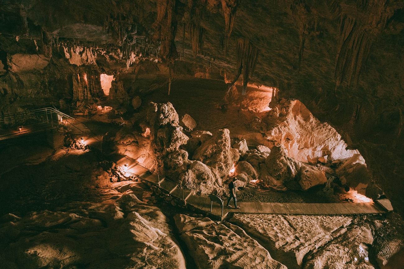 Exploring Abercrombie Caves | Riparide