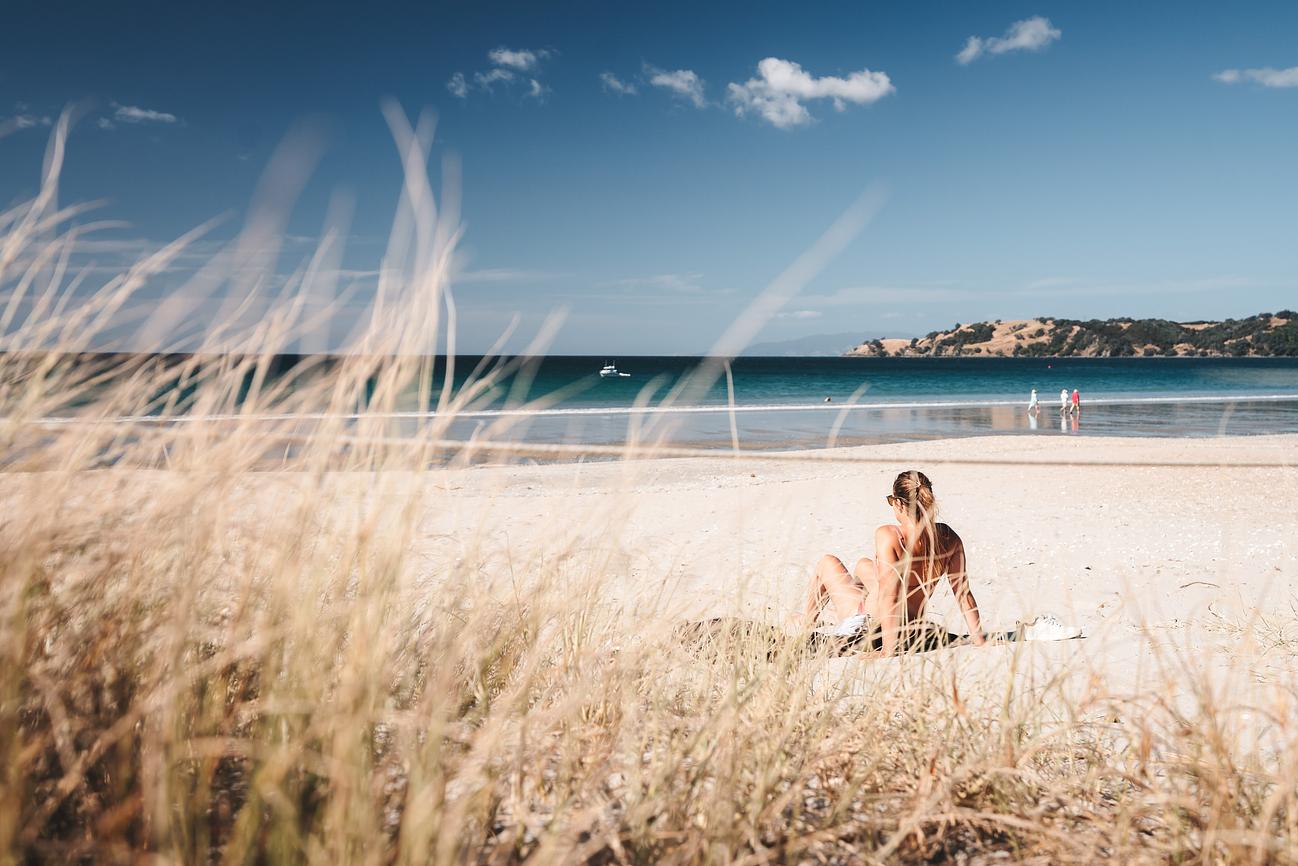 Relaxing at Onetangi Beach | Riparide
