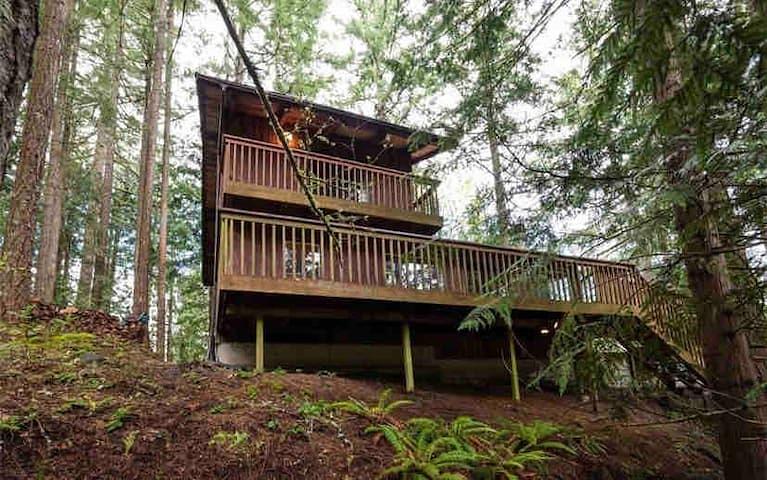 The Hideaway - Cabin for Rent in Bellingham, North Cascades, WA, US | Riparide