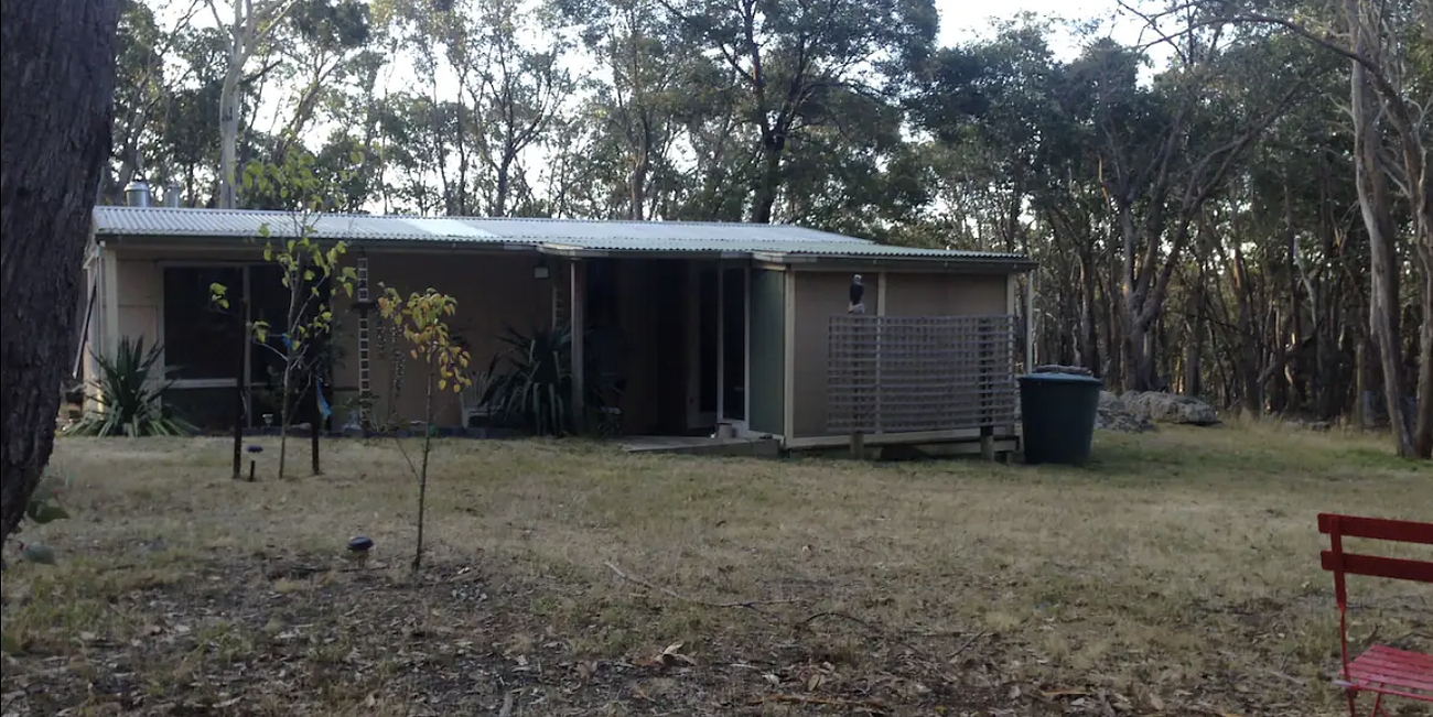 Off grid hut amongst parkland bush - Cabin for Rent in Nulla Vale ...