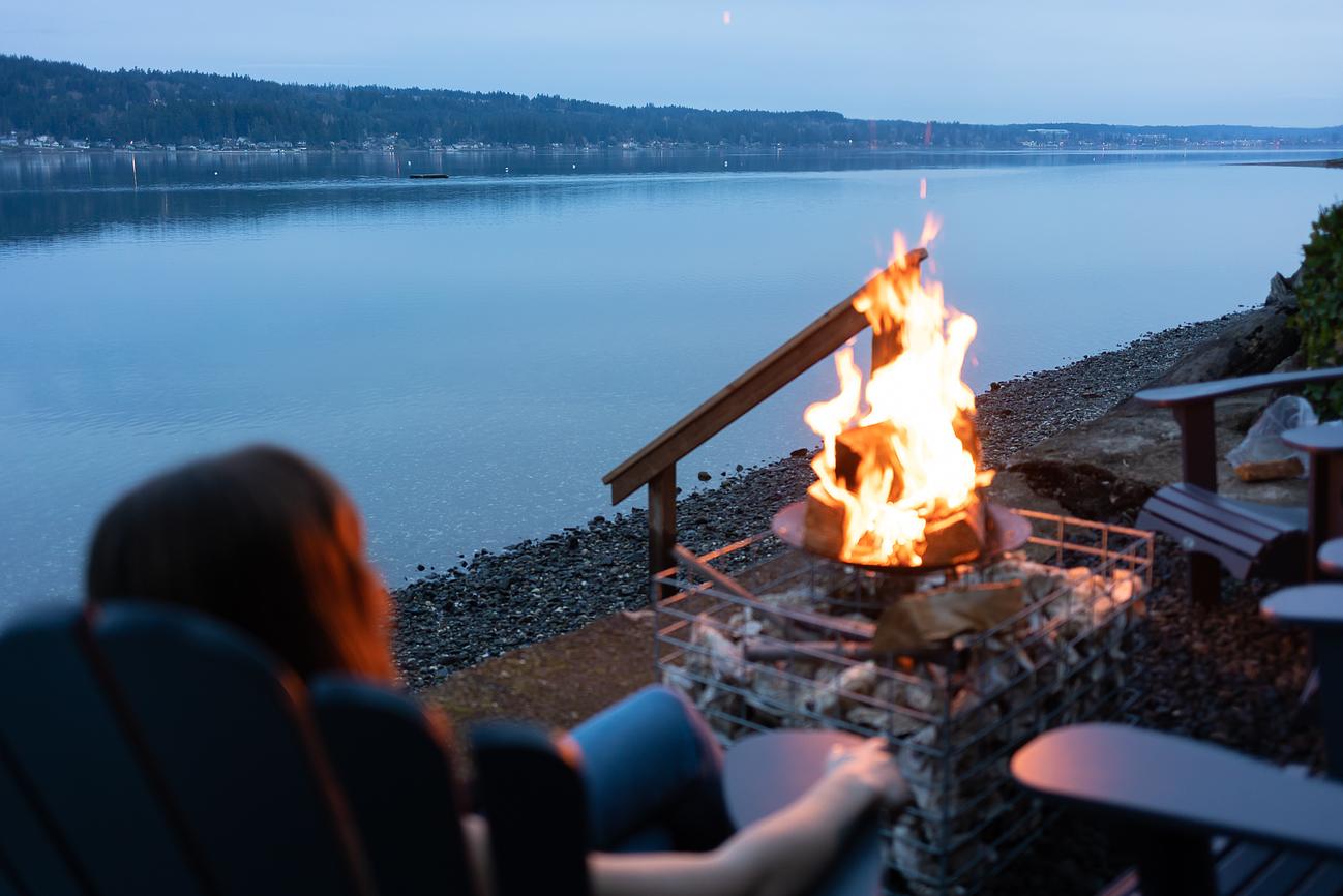 Open Fire by the Water | Riparide