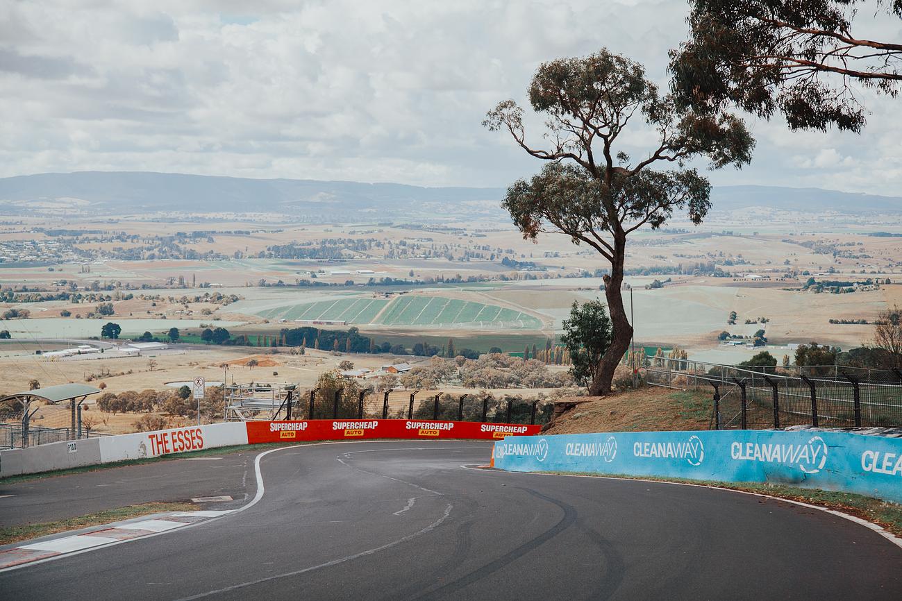 Drive on Mount Panorama | Riparide