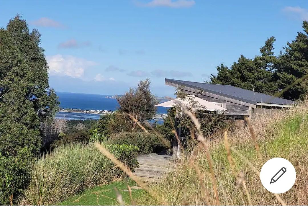 RED WOODS CABIN - Cottage for Rent in Big Omaha, Auckland, NZ | Riparide