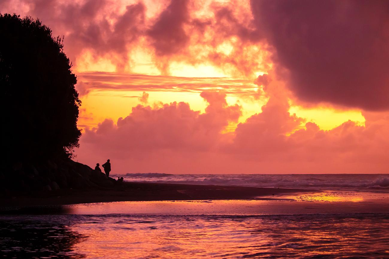 Paradise in Taradise - Adventure by Charlotte in Ōakura, Taranaki, NZ | Riparide