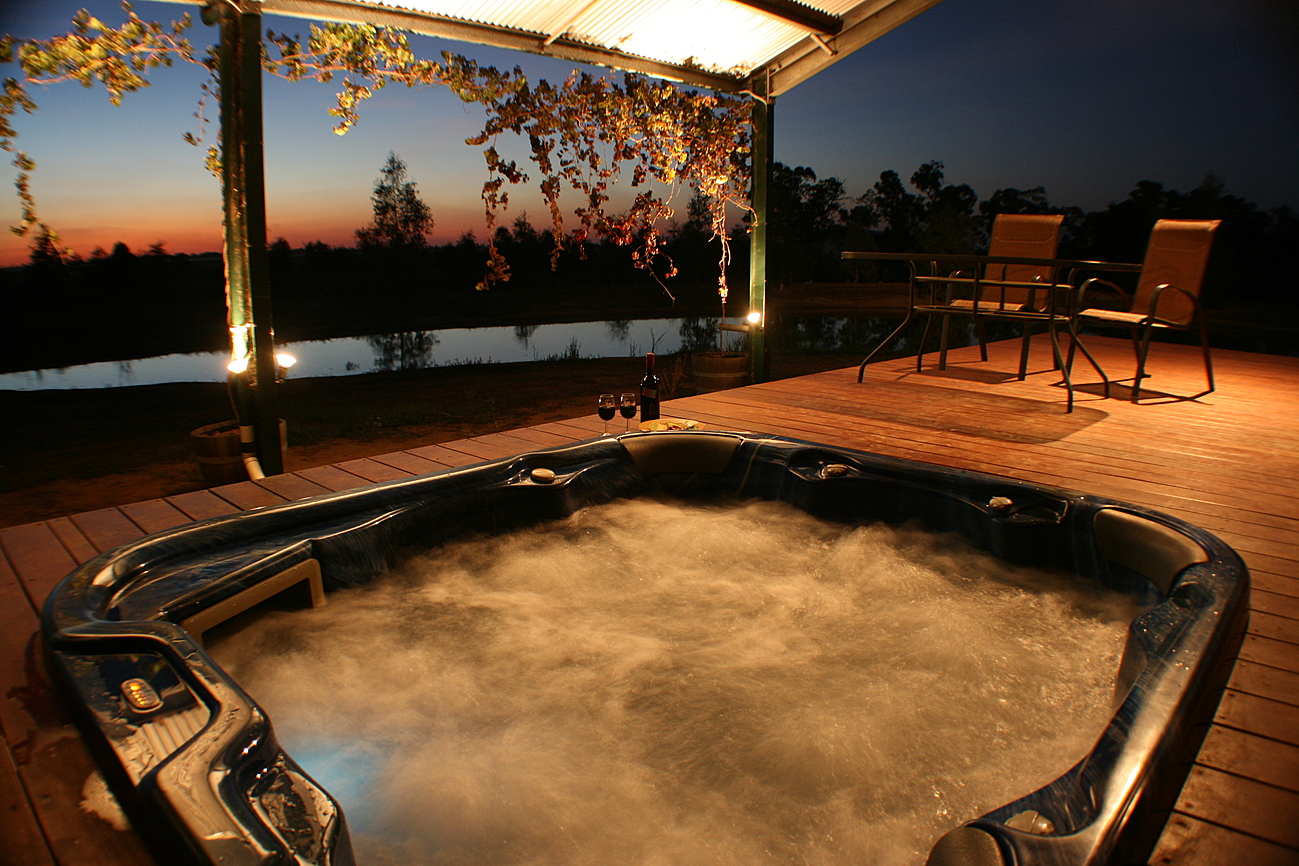 Carriages Spa Retreat - Train carriage for Rent in Echuca, Murray River, VIC, AU | Riparide