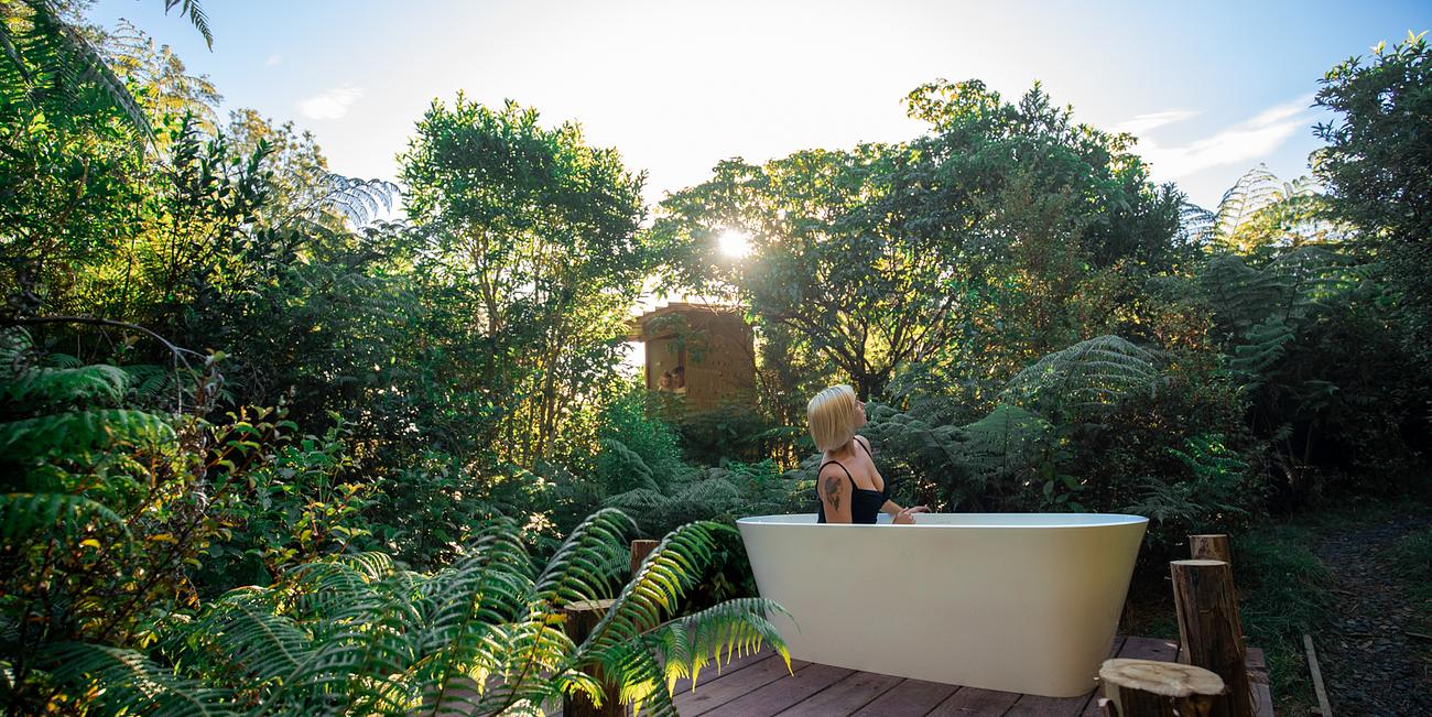 Treehouse with beautiful outdoor bath - Treehouse for Rent in Auckland ...
