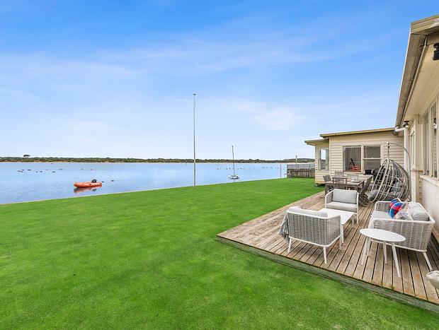 Portrush on the River - House for Rent in Barwon Heads, Bellarine Peninsula, VIC, AU | Riparide