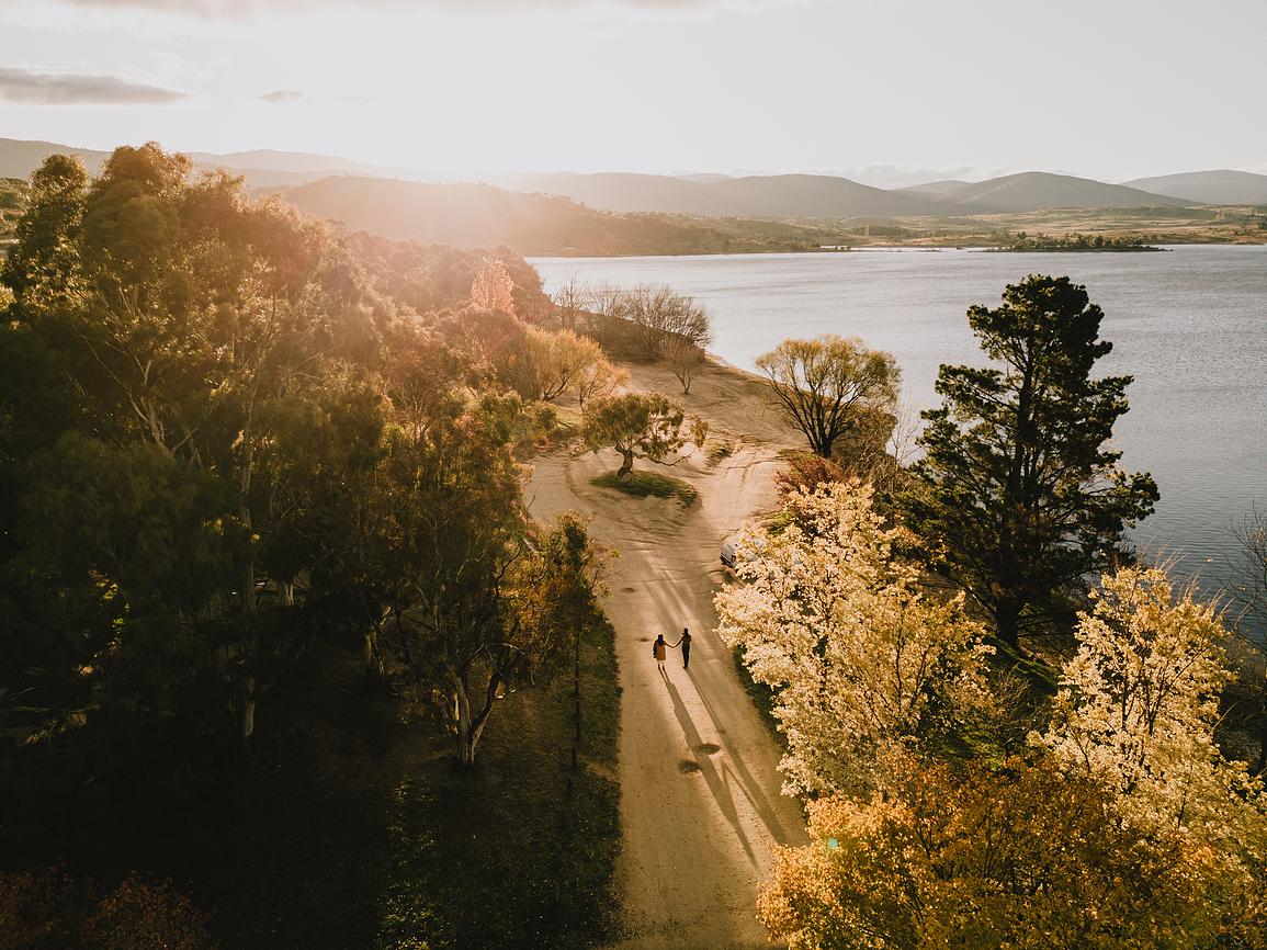Walk by Lake Jindabyne | Riparide