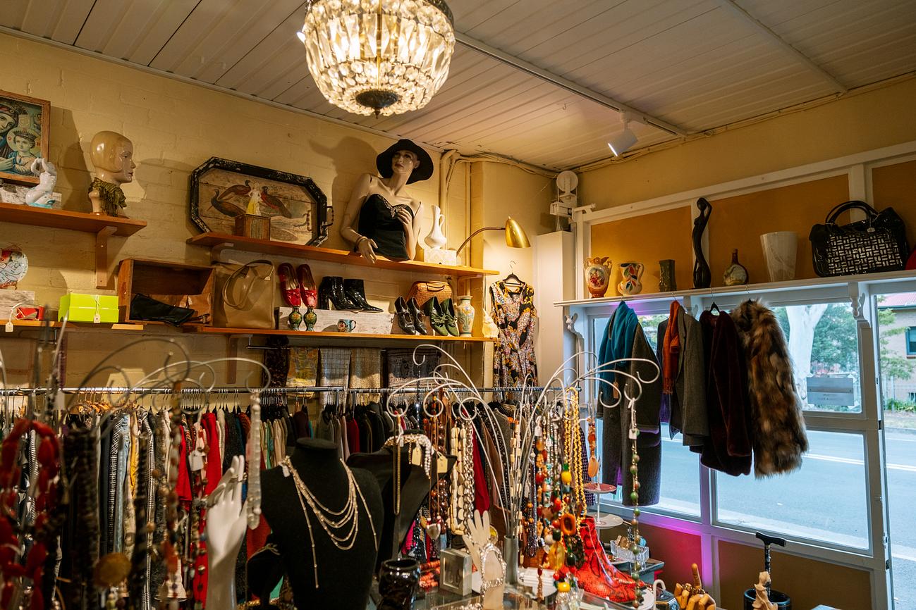 OMG and Birdy Vintage clothing store | Riparide