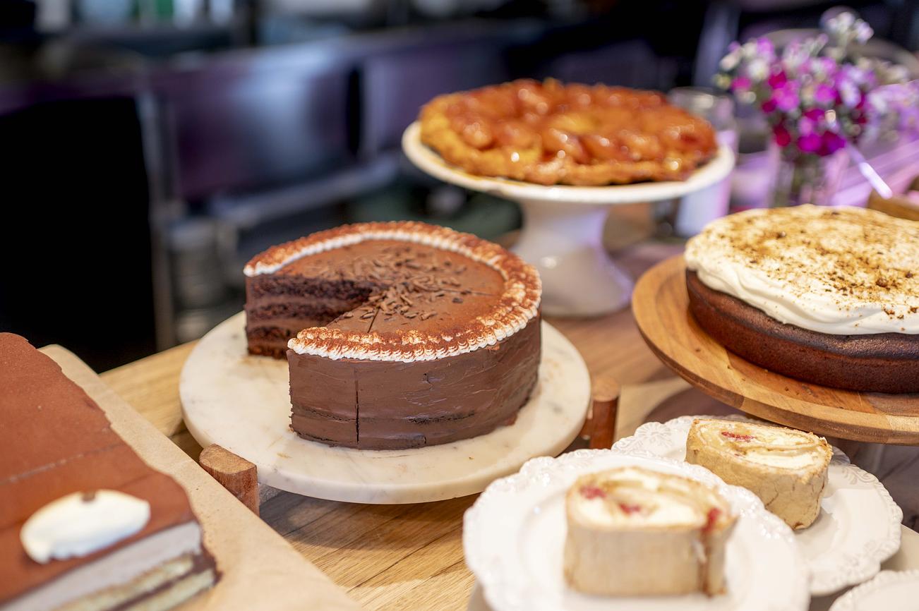 Cake and coffee at Le Comptoir. | Riparide