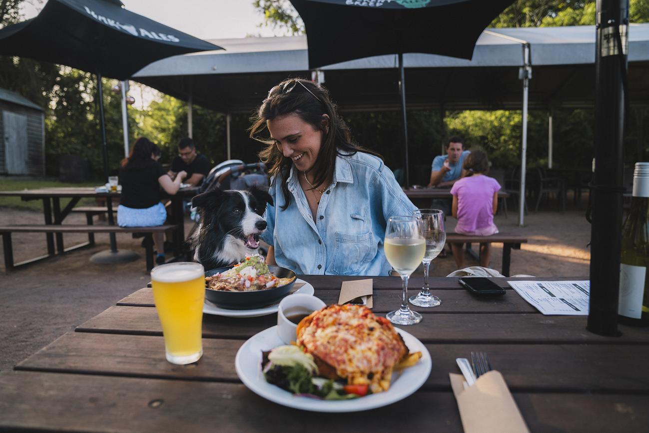 Dinner at The Friendly Inn | Riparide