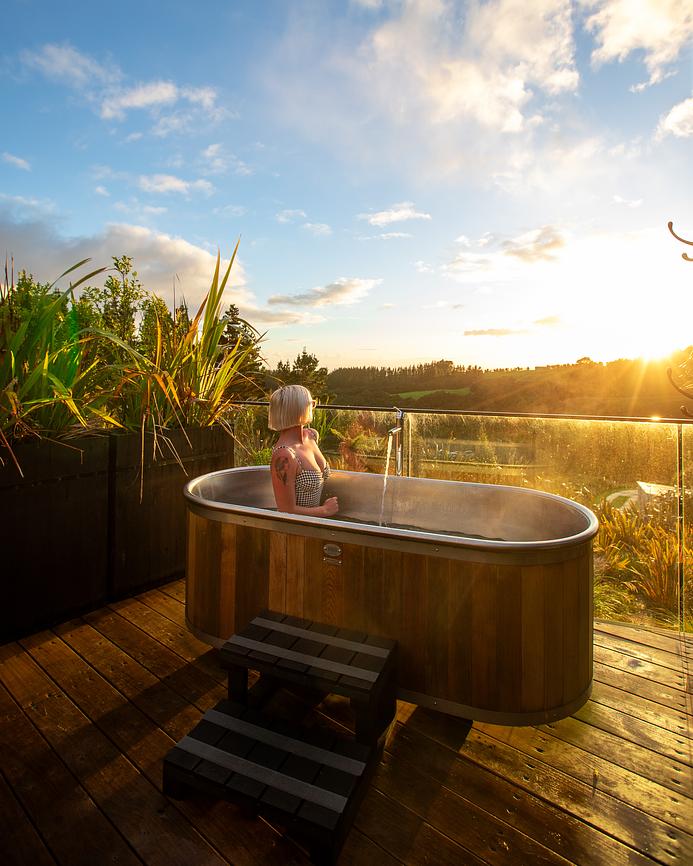 Outdoor bath at sunrise | Riparide