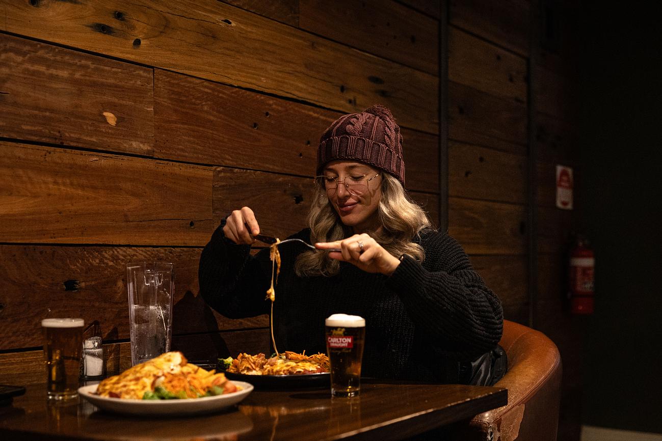 Classic pub feed at Mansfield Hotel | Riparide