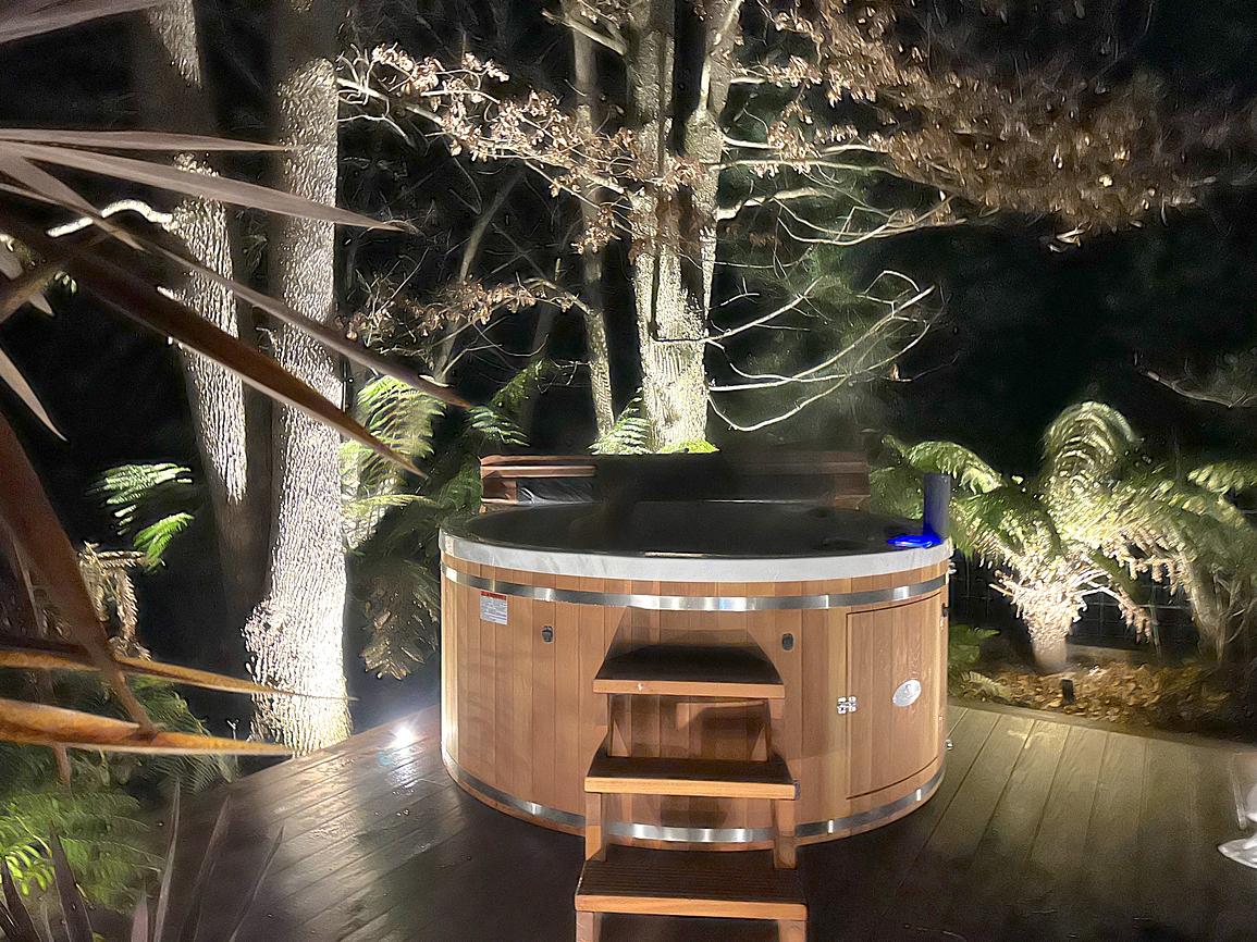 Night time hot tub | Riparide