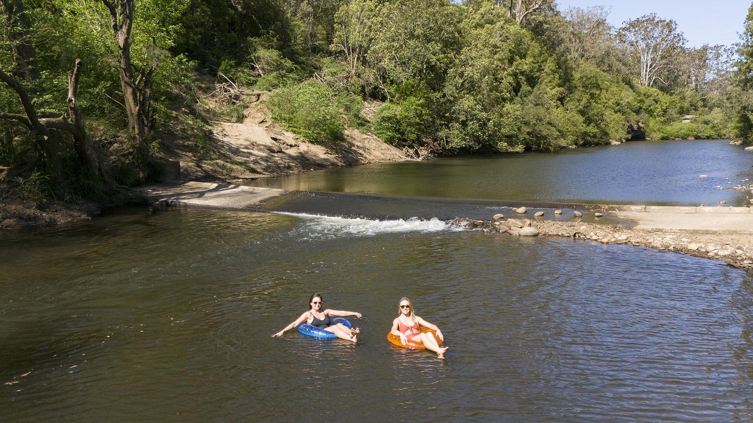 Cooling off at Hampden Bridge Swimming spot | Riparide
