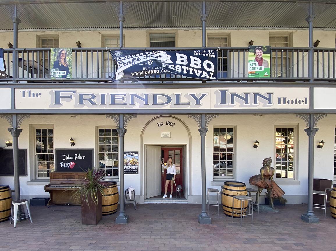 Steak sandwiches at the historic Friendly Inn | Riparide