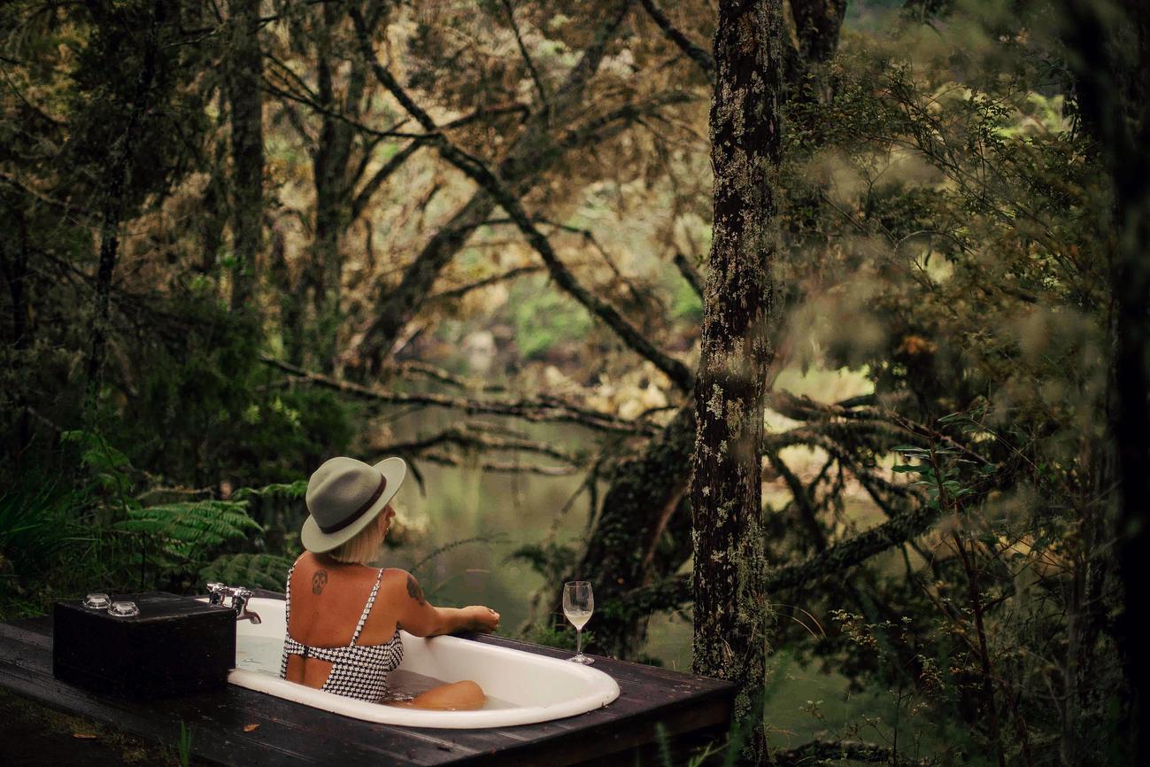 Outdoor bath by the river | Riparide