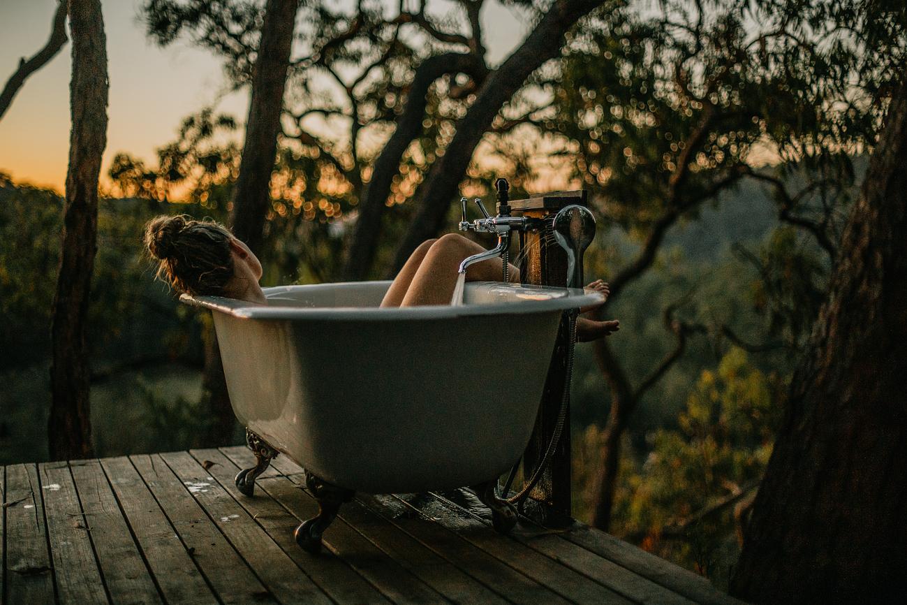 Outdoor Bath at Sunset | Riparide
