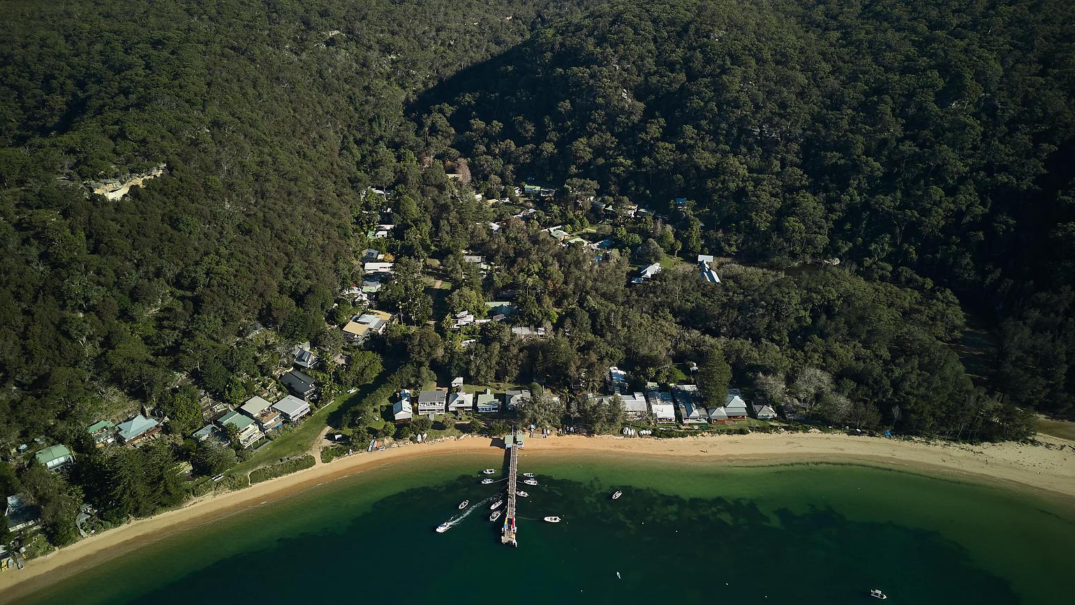 Walk through little town of Great Mackerel Beach | Riparide