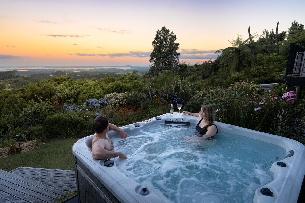 Enjoy a sunset in the hot tub | Riparide