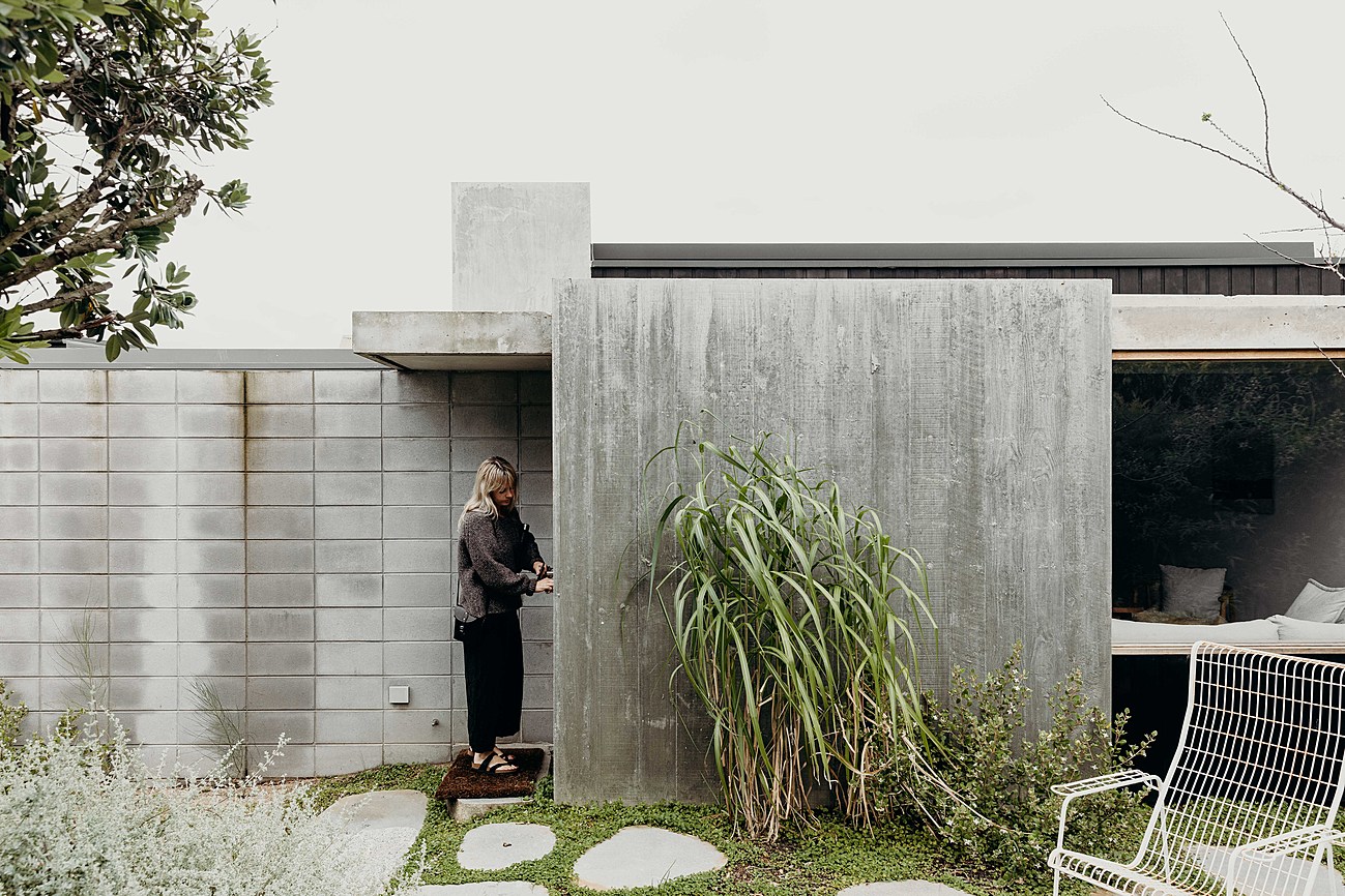 Designer Beach Studio - 3 min walk to the beach! - Suite for Rent in Mt ...