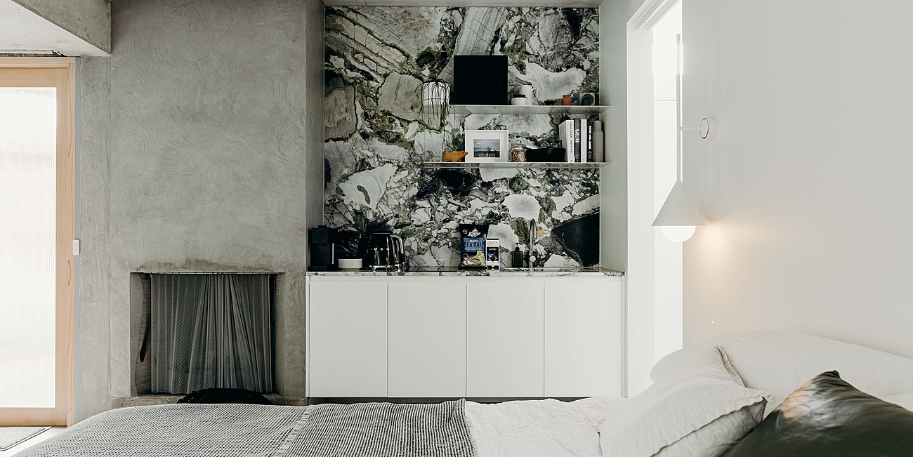 Designer Beach Studio - 3 min walk to the beach! - Suite for Rent in Mt ...