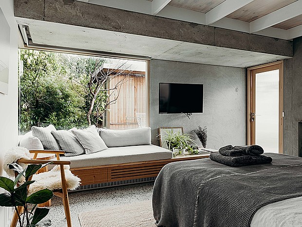 Designer Beach Studio - 3 min walk to the beach! - Suite for Rent in Mt ...